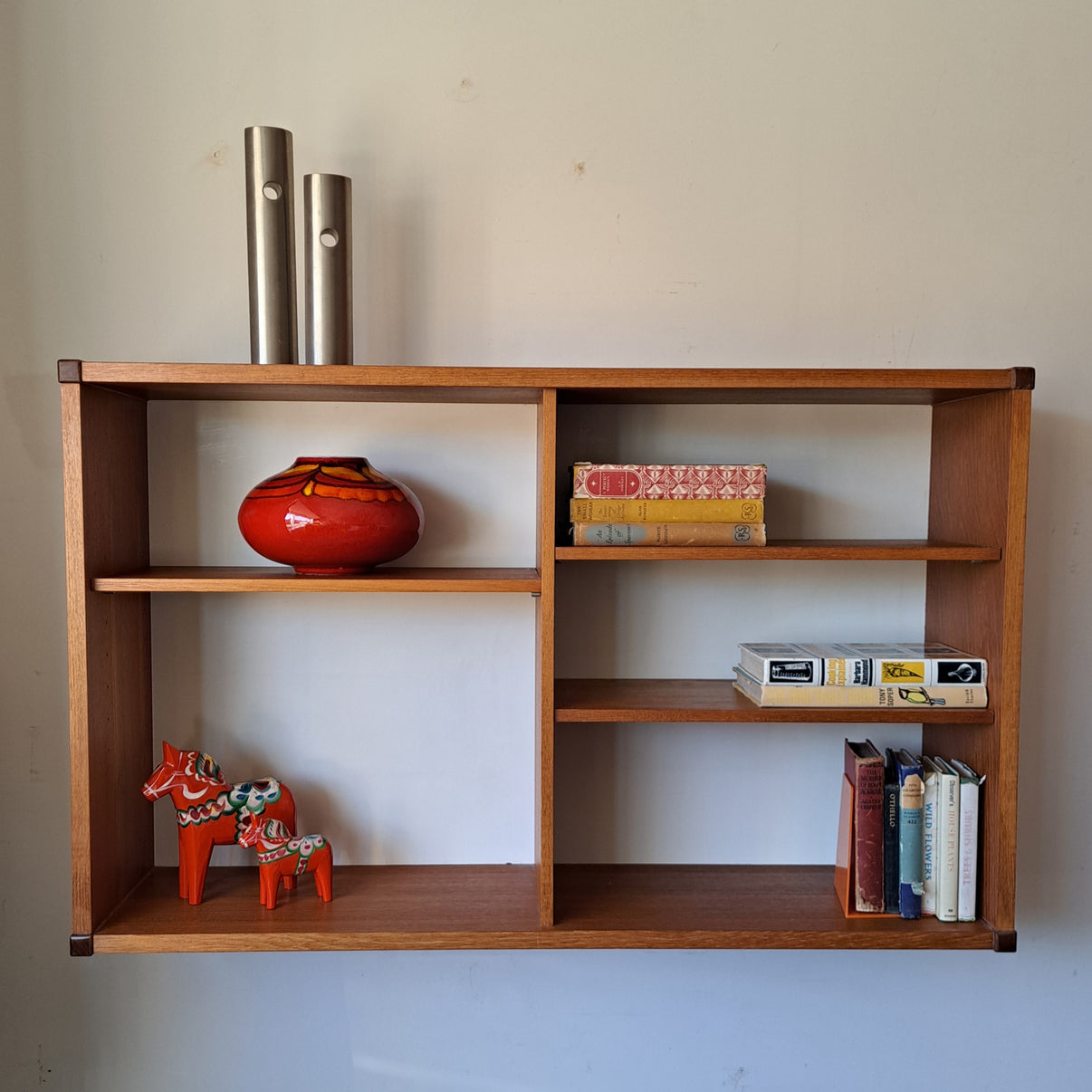 Beaver and Tapley SL Floating Wall System - Open Front Display Unit wi ...